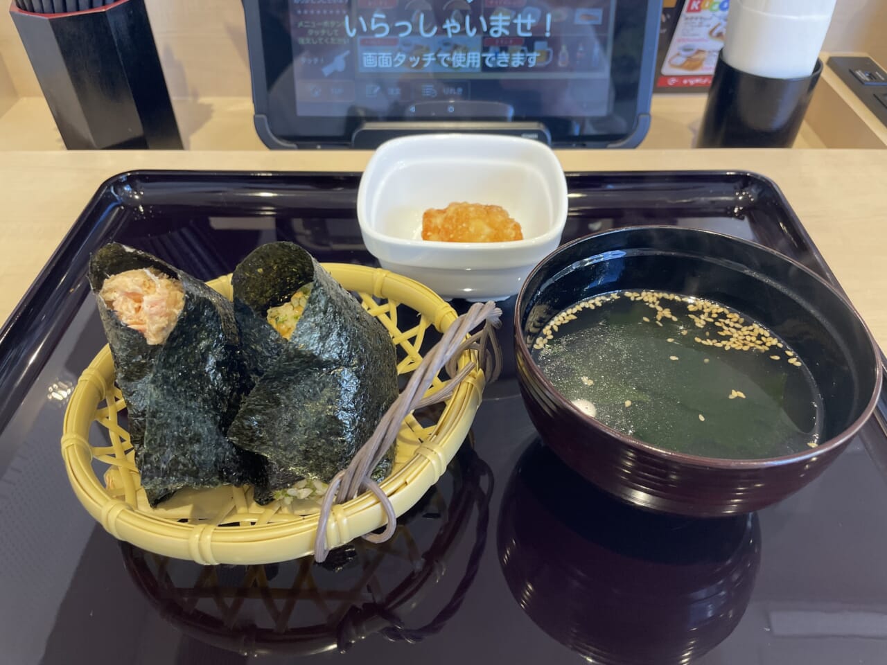 吉野家調子に乗り出す、おにぎりと唐揚げ1個で715円の定食を売り出す [709039863]